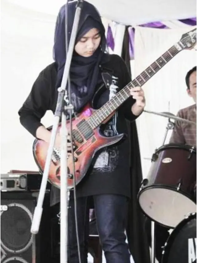 Meliani, melawan bully dengan jilbab dan musik metal - BBC News Indonesia