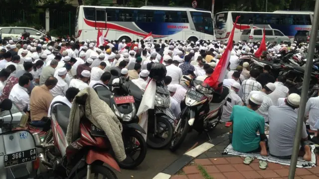 Antara fakta dan berita palsu soal demo 4 November, Ahok, Kompas TV, dan lainnya - BBC News ...