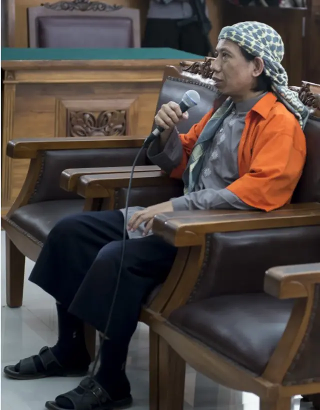 Serangan bom Surabaya: Progam deradikalisasi dinilai gagal, BNPT tak menerima - BBC News Indonesia