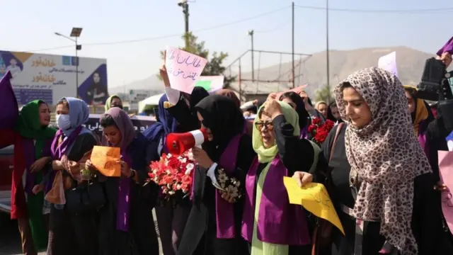 افغانستان: جب احتجاج کرنے والی افغان خواتین کا طالبان کی بدری فورس نے ...