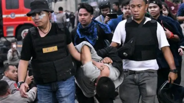 Penangkapan mahasiswa pasca demo di DPR disebut 'melanggar KUHAP' dan 'bentuk teror untuk ...