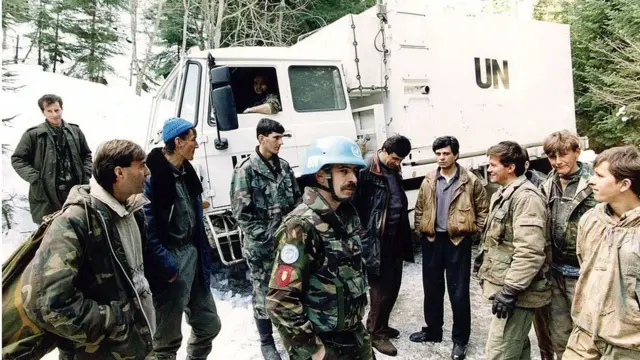 Srebrenitsa Katliamı: Hollanda, katledilenlerin yakınlarından resmen ...