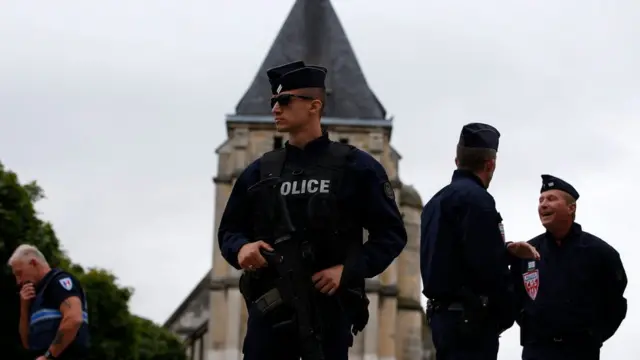 Франция: религиозные лидеры призывают усилить меры безопасности - BBC ...