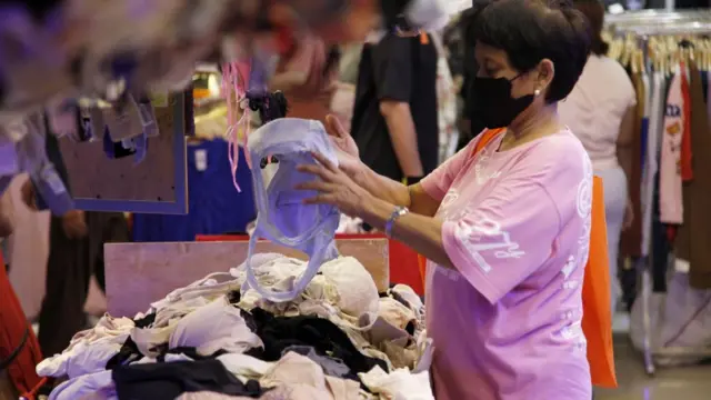 Baju bekas impor: Tren thrifting buat Indonesia ‘menjadi penampung sampah’ dan dianggap ‘tidak ...