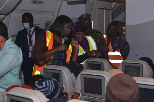 Sudan crisis: Nigerians dem evacuate from Sudan narrate dia experience - BBC News Pidgin