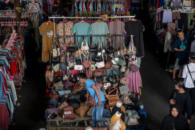 Pajak PPN 12% mulai 2025, apa dampaknya pada daya beli masyarakat? - BBC News Indonesia