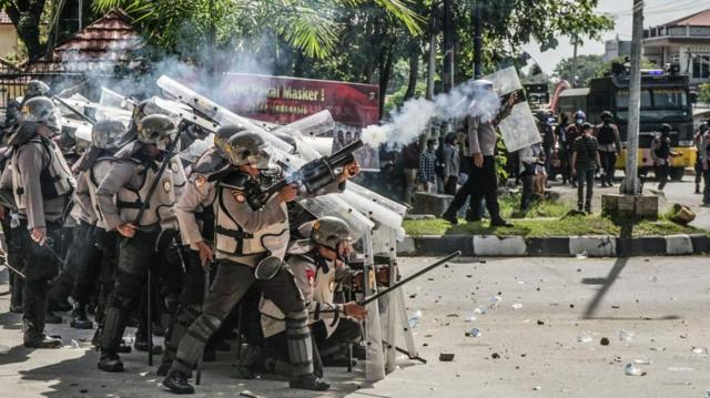 Gas air mata: Fakta-fakta terkait penggunaannya terhadap warga sipil di ...