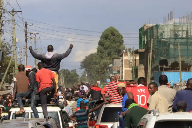 Maandamano Kenya: Polisi wauzuia msafara wa Raila Odinga kuingia katikati ya mji wa Nairobi ...