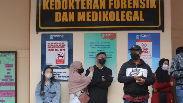 T﻿ragedi Kanjuruhan Malang: Kapolri didesak periksa dugaan pelanggaran prosedur sebab 'gas air ...