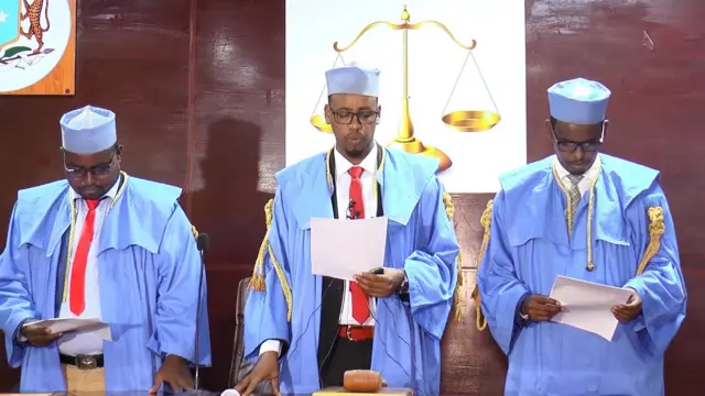 Sharcigu muxuu ka qabaa in eedeysane maxkamad jooga wajigiisa la ...