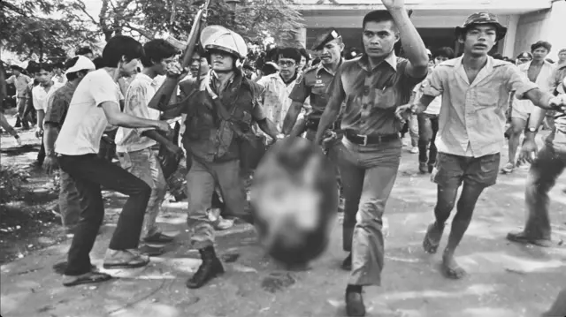 6 ตุลา การเผชิญหน้า ปีศาจ ของช่างภาพข่าวในวันที่ คนไทยฆ่ากันเอง