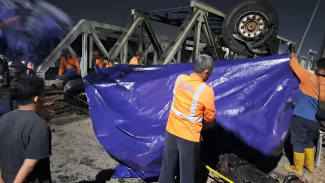 Kecelakaan KA Brantas dengan truk di Semarang: Detik-detik kejadian menurut saksi mata - BBC ...