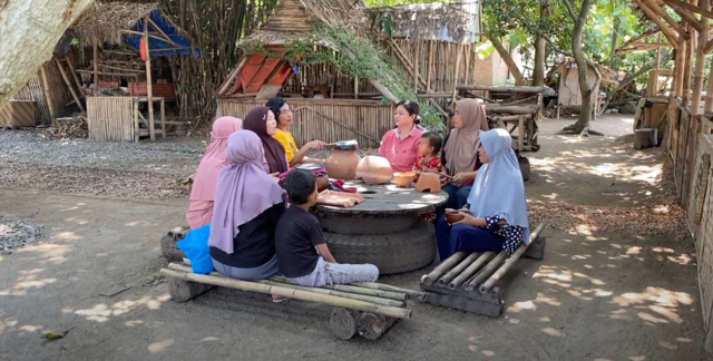 Mother Bank: Kisah emak-emak Majalengka melawan jeratan rentenir - BBC ...