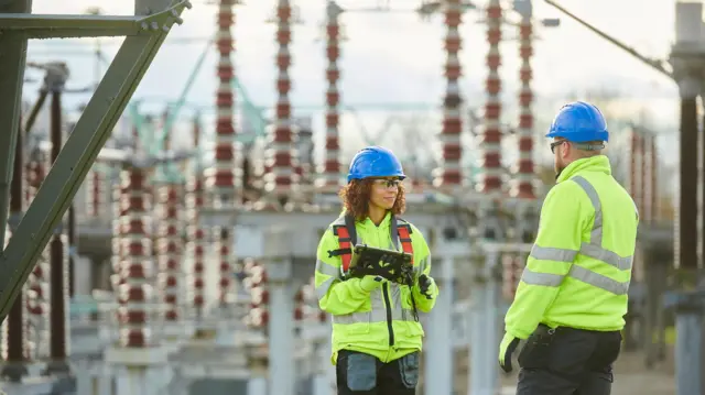 الذكاء الاصطناعي: هل يساعد في منع انقطاع الكهرباء في المستقبل؟ - BBC News عربي