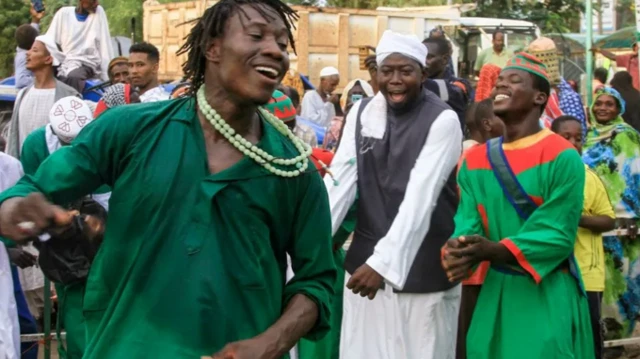 Hotunan Afirka : Masu maulidi da gasar sarauniyar kyau a Najeriya - BBC ...