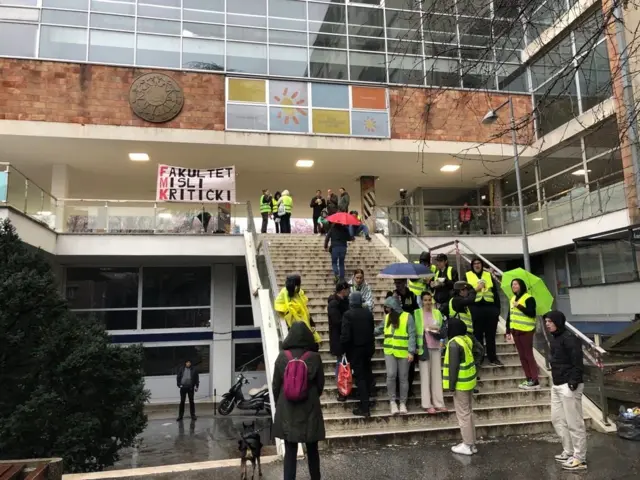 'Hoćemo da nas RTS čuje': Studentska blokada Javnog servisa, policajcu povređeno oko - BBC News ...