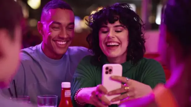 Jinsi unavyoweza kumsaidia mtu anayekabiliwa na unyanyasaji wa ...