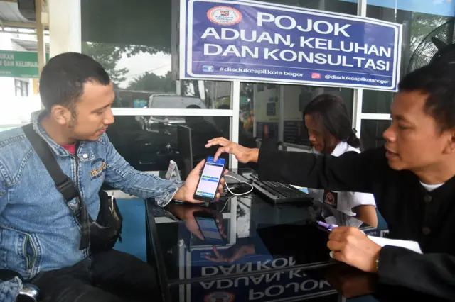 Viral pelayanan buruk Bea Cukai, pengamat nilai minta maaf saja 'tidak cukup' - BBC News Indonesia