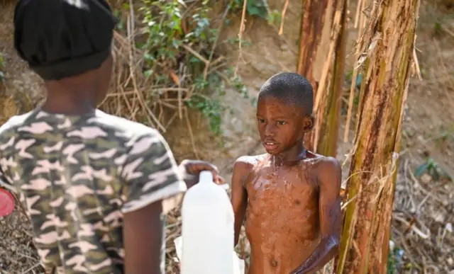 Uhaba wa vyoo huua kuliko risasi - BBC News Swahili
