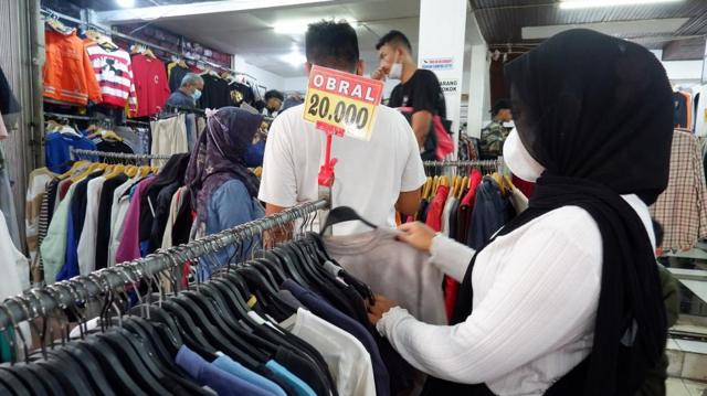 T﻿ren membeli pakaian bekas impor alias 'thrifting' menjamur, bagaimana dengan dampak ...