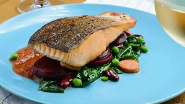 Faida tano za kula samaki wenye mafuta - BBC News Swahili