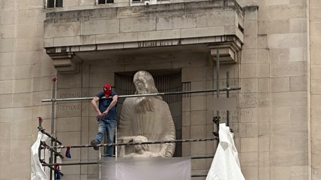 An kama mutumin da ya illata mutum-mutumi da ke gaban ofishin BBC - BBC ...