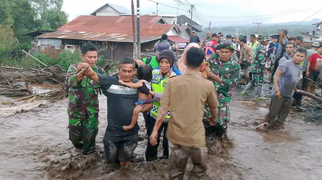 Banjir lahar dingin melanda Sumbar usai erupsi Gunung Marapi - 'Tak bisa dihindari' - BBC News ...