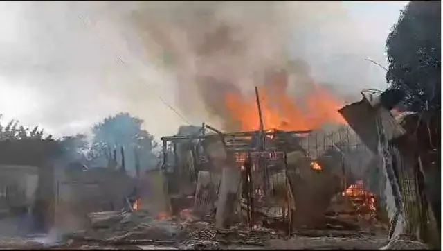 Papua: Kerusuhan di Dogiyai, puluhan bangunan terbakar situasi disebut seperti 'kota mati' - BBC ...