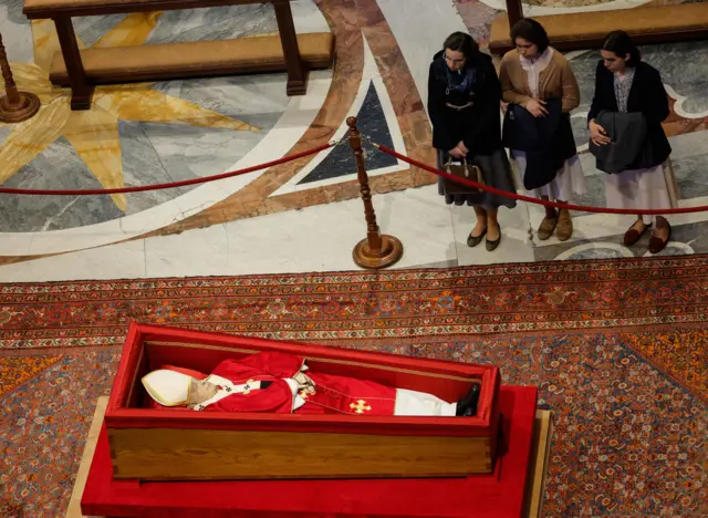 U fotografijama: Pripreme za sahranu pape Franje - BBC News na srpskom