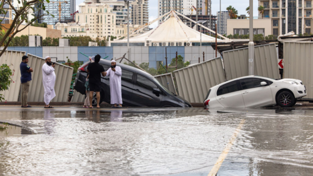 Dubai flood: Video show flooded airport runway as deadly storms cause ...