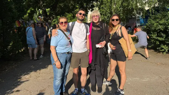 Povorka ponosa u Sarajevu: 'LGBT osobe imaju pravo na brak' - BBC News na srpskom