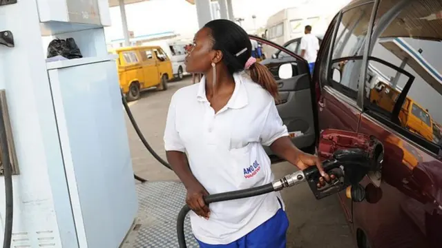 Fuel subsidy meaning: Wetin e be and how di removal go affect Nigerians - BBC News Pidgin