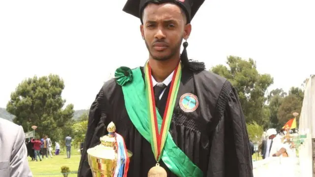 Seenaa barataa barnoota 51 A+ fiduun medaaliyaa argatee haadha badhaase ...