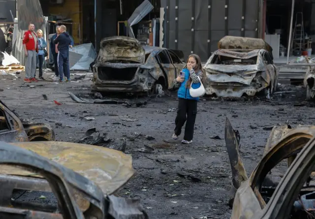 Majka i sin poginuli u ruskom napadu na Kijev, satima uoči Putinovog primirja - BBC News na srpskom