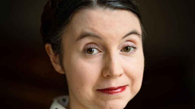 A professora da Universidade de Cambridge que protesta nua - BBC News ...