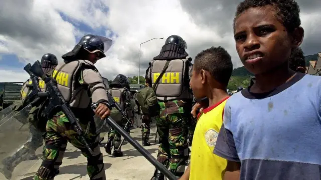 Papua: Polemik pemindahan makam Theys Hiyo Eluay - Dihendaki keluarga ...