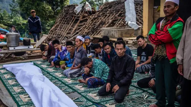 Gempa Cianjur: Korban meninggal bertambah menjadi 271 orang, tim SAR fokus evakuasi korban di ...