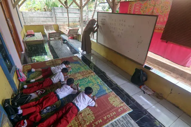 Polemik rencana Prabowo bagikan 330 ribu smart TV ke sekolah - BBC News ...