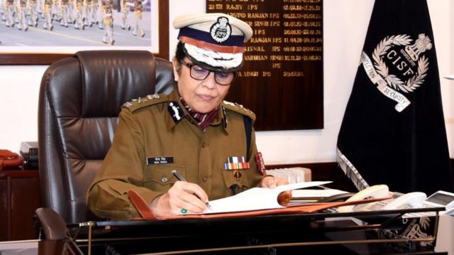 नीना सिंह : CISF च्या 54 वर्षांच्या इतिहासातील पहिल्या महिला महासंचालक - BBC News मराठी