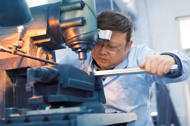 Bos Apple berkunjung, apakah realistis pemerintah berharap ada pabrik iPhone di Indonesia? - BBC ...