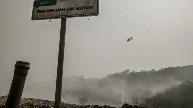 Kebakaran TPA Sarimukti: 'Api masih terus membara', ratusan warga menderita ISPA dan iritasi ...