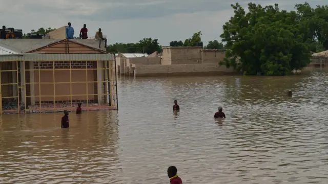 Maiduguri flood: 'I bin tink say me and my children go die' - Sad tori ...