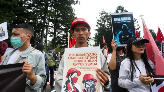 Upah minimum 2025: Kenaikan 6,5% 'tidak ada artinya jika pemerintah bebani pekerja dengan ...