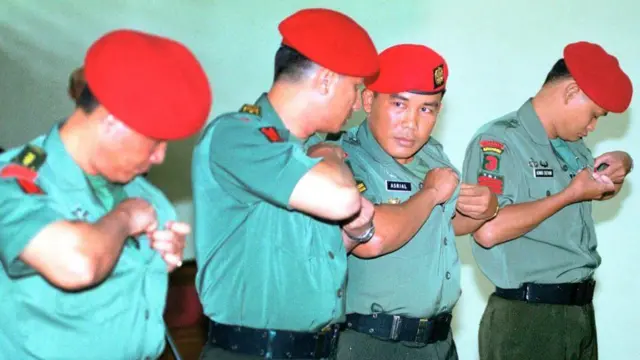 Papua: Polemik pemindahan makam Theys Hiyo Eluay - Dihendaki keluarga ...