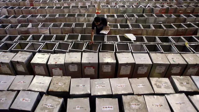 Batas usia capres-cawapres: Apa saja ‘kejanggalan dan kronologi keanehan’ putusan Mahkamah ...