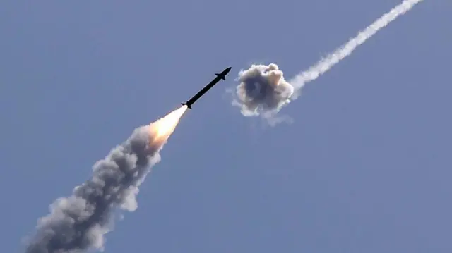 அயர்ன் டோம்: ஹெஸ்பொலா ராக்கெட்டுகளை வழியிலேயே இது இடைமறிப்பது எப்படி ...