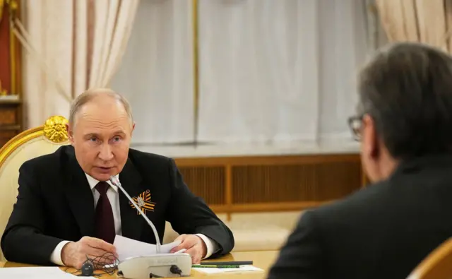 Vučić u Moskvi sa Putinom i Sijem Đinpingom, sve glasnije kritike Brisela - BBC News na srpskom