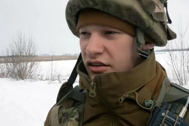 Guerre Ukraine - Russie : La formation d'un jeune héros de l'Ukraine - BBC News Afrique