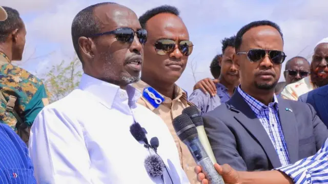 Yaa amar ku bixiyay in qabuuraha Macallin Nuur laga saaro meydadka ...