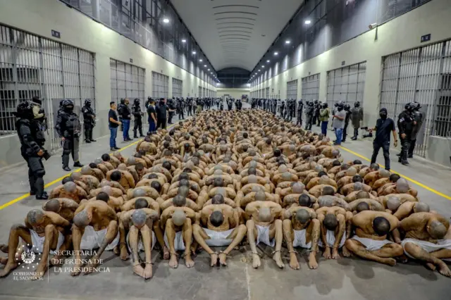 خطرناک مجرموں کا ’آخری ٹھکانہ‘ سمجھی جانے والی ’سخت ترین‘ جیل اندر سے کیسی ہے؟ - BBC News اردو